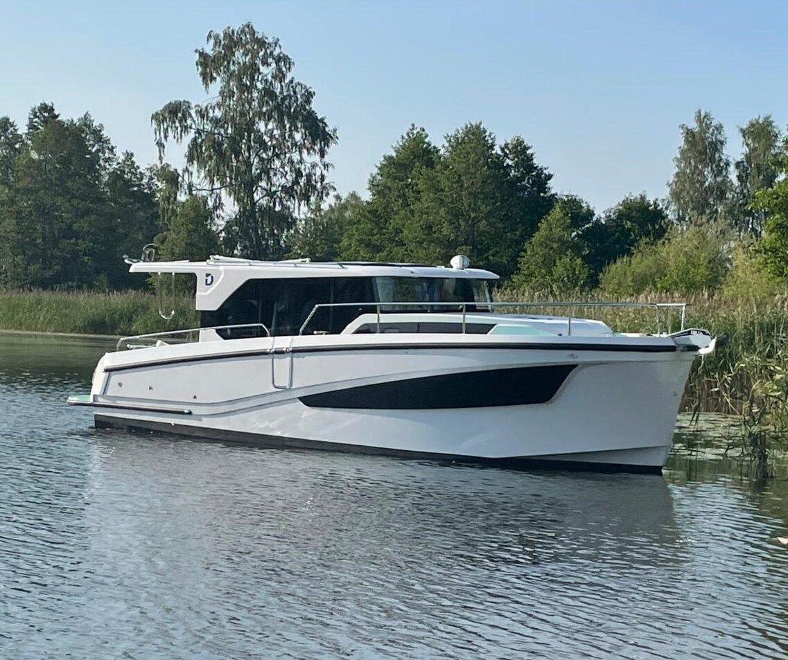 Delphia 10 Sedan Motorboat for Sale UK